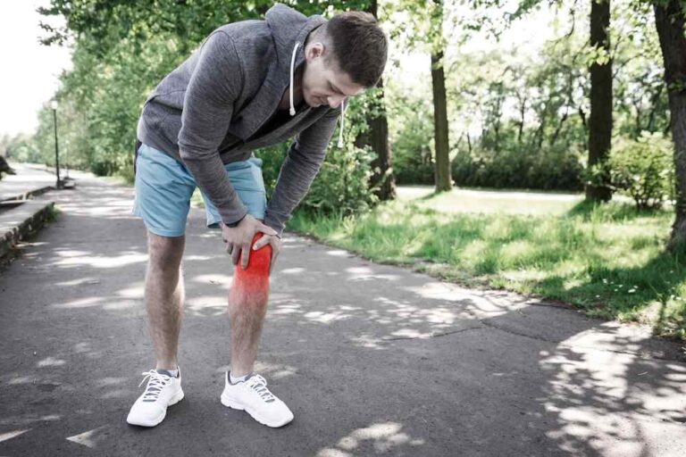 Knee Pain When Straightening: Causes & Chiropractic Solutions